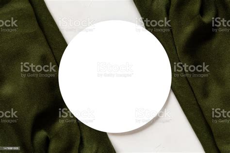 빈 인사말 카드 초대장 및 봉투 모형 마른 꽃과 가지로 만든 최소한의 꽃 프레임 플랫 레이 평면도 해피 어머니의 날 생일 결혼식 구성 녹색 린넨 원단 0명에 대한 스톡 사진