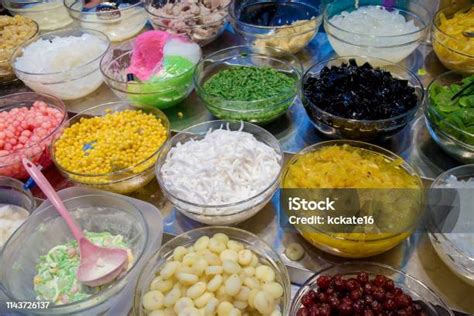 태국 아이스 디저트를 혼합 토 핑 타이어 달콤한 디저트 다채로운 태국 달콤한 디저트 아이스크림 또는 빙 면을 토 핑 합니다 길거리 음식 현지 전통 0명에 대한 스톡 사진 및