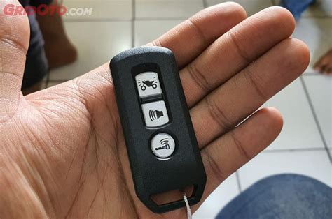 Ini Yang Terjadi Jika Remote Keyless Jatuh Di Jalan Mesin Langsung