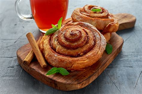 갓 구운 전통적인 달콤한 계 피 롤 뜨거운 홍차와 민트 소용돌이 갈색에 대한 스톡 사진 및 기타 이미지 갈색 건강에 좋지 않은 음식 건포도 Istock