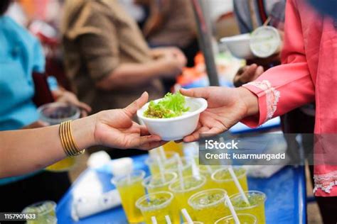 사회의 모든 사람과 가난한 사람들에게 공유 되는 자선 음식이 자선 음식 마음 챙김의 개념 공유의 사회적 개념 개념에 대한 스톡 사진 및 기타 이미지 Istock