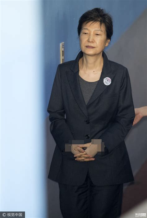 朴槿惠出庭受审 一手扶腰和狱警边走边聊精神状态见好 图片频道 中国青年网