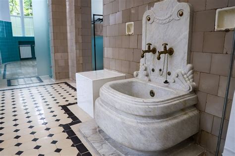 20 години по късно Централната минерална баня в Банкя отваря врати Площад Славейков