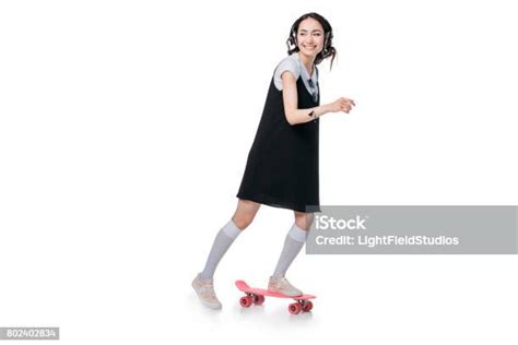 헤드폰에서 음악을 듣고과 흰색 절연 스케이트 보드를 타고 아시아 소녀 20 24세에 대한 스톡 사진 및 기타 이미지 20 24세 도청 장치 동양인 Istock