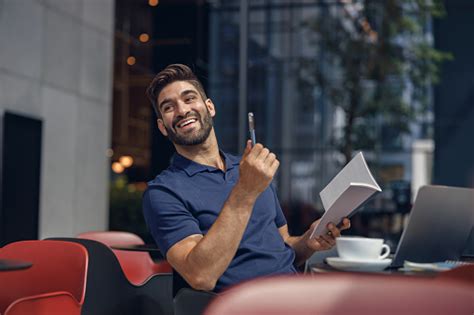 아늑한 카페에서 노트북 작업을 하는 동안 메모장을 들고 있는 수염 난 잘생긴 사업가 30 34세에 대한 스톡 사진 및 기타 이미지 30 34세 갈색 머리 경영자