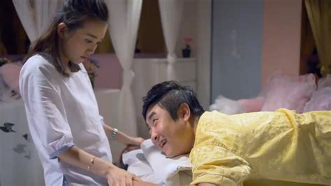 美女给乔杉按摩，乔杉盯着她看，小眼神太有戏腾讯新闻