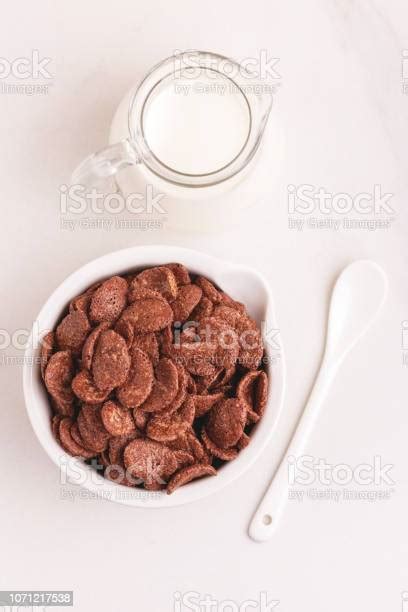 빛에 신선한 우유의 항아리와 찰 흙 그릇에 바 삭 바 삭 초콜릿 콘플레이크 대리석 배경 0명에 대한 스톡 사진 및 기타 이미지 0명 건강한 생활방식 건강한 식생활