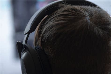 마이크가 달린 헤드폰을 착용한 사람의 클로즈업 이미지 가상현실에 대한 스톡 사진 및 기타 이미지 가상현실 가상현실 시뮬레이터 갇힌 Istock