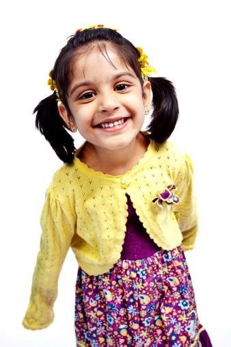 흥분된다 활기참 어린 인도어 여자아이 흰색 바탕에 그림자와 4 5세에 대한 스톡 사진 및 기타 이미지 4 5세 검정 머리 귀여운 Istock