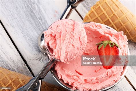 신선한 딸기와 소박한 흰색 배경에 딸기 아이스크림 특 종 0명에 대한 스톡 사진 및 기타 이미지 0명 꿀 냉동된 Istock
