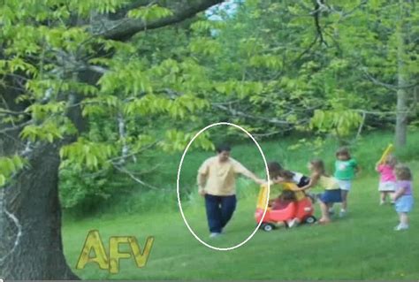 Vidéo Buzz Un Papa Sauve In Extremis Sa Fillette Télé Star