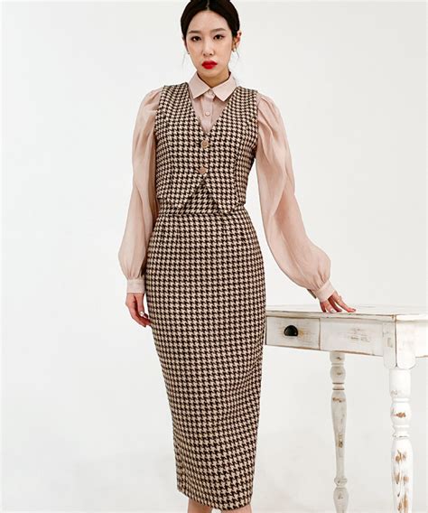 에멜 하운드투스체크 브이넥 투버튼 크롭 베스트 하이웨이스트 스커트 세트 에이블리