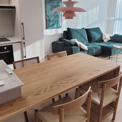 손으로 만드는 아름다운 나무가구 어반웍스 사진에 보이는 가구 결합 방식은 나무와 나무를 짜맞추어 가구를 만드는 방법 중 하나입니다 비둘기 꼬리 모양의 두 부분이