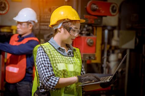 공장에서 오염과 바이러스를 보호하기 위해 안전 마스크를 착용하여 공장 스테이션의 생산 공정을 점검하고 점검하는 여성 노동자 및 엔지니어 2명에 대한 스톡 사진 및 기타