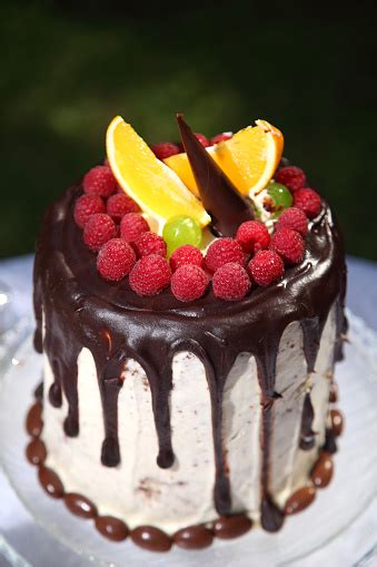 축제 테이블 장식 꽃과과 자를 생일 케이크 아이의 생일 케이크와 함께 테이블입니다 어린이 위한 생일 파티입니다 가정 생활에 대한 스톡 사진 및 기타 이미지 Istock