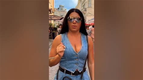 Гарні форми Красива молода жінка в джинсовій сукні львівплощаринок