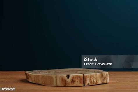 진한 파란색 배경의 나무에 잘린 나무 통나무의 클로즈업 샷 통나무에 대한 스톡 사진 및 기타 이미지 통나무 슬라이스 나무 껍질 Istock