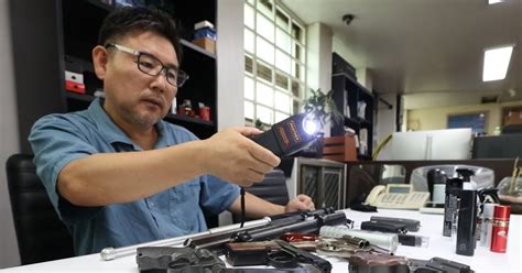 호신용 전기충격기 시연