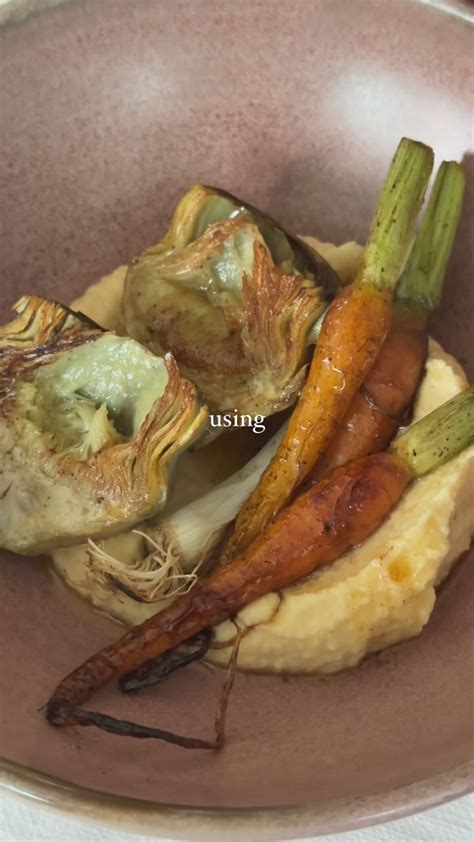 키지무드 보라색 아스파라거스의 맛이 궁금해서 생으로도 데쳐서도 한 입씩 천천히 음미해봤어요🤍 화이트와 초록 아스파라거스 그 사이쯤의 맛이랄까요 아주 살짝만 데쳤을 때