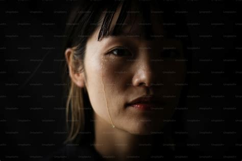 눈물을 흘리는 여자 사진 Unsplash의 초상 이미지