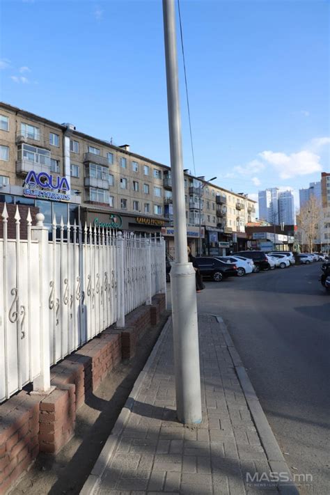 Явган хүний замын зорчих хэсэг дээр байрлаж байгаа гэрлийн шонг