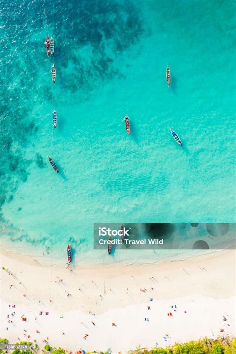 위에서 보기 하얀 모래와 청록색 맑은 물 롱테일 보트와 사람들이 일광욕 바나나 비치 푸 켓 태국 아름 다운 열 대 해변의 멋진 공중 보기 해변에 대한 스톡 사진 및 기타