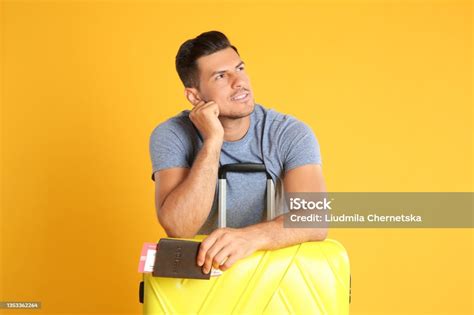 노란색 배경에 여름 여행에 대 한 여권에 가방및 티켓을 가진 잘 생긴 남자 휴가 여행 여행 가방에 대한 스톡 사진 및 기타 이미지 여행 가방 30 34세 가방