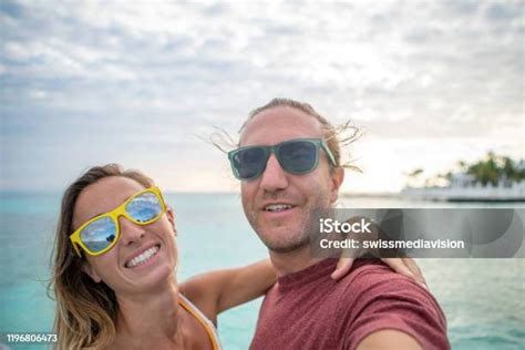 나무 부두에 쾌활한 젊은 부부는 열대 암초 바다 위의 셀카 초상화를 가지고 커플 데 재미 웃음 에 휴가 20 29세에 대한 스톡 사진 및 기타 이미지 Istock