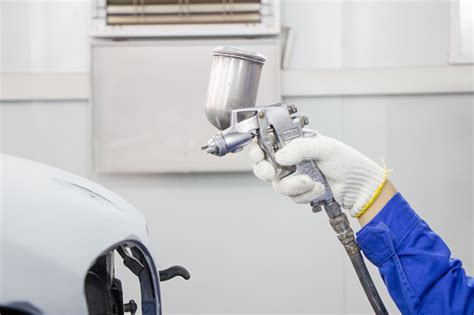 기업가 사업가 작은 사업 소유자 페인트 차고 자동차 수리 점 점프수트와 더스트 마스크를 착용한 화가 노동자가 페인트룸에서