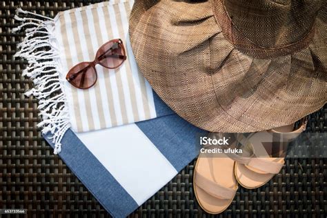 흰색 파란색과 베이지색 터키어 수건 선글라스 및 배경으로 파란 수영장 등나무 안락에 밀 짚 모자 평평 하다 여름 액세서리의 개념 가까운에 대한 스톡 사진 및 기타 이미지