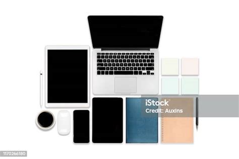 노트북 컴퓨터 디지털 태블릿 휴대 전화 및 액세서리와 사무실 테이블의 평면 누워 사진 현대적인 톤 배경에 데스크톱 사무실 모형