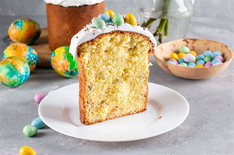 아이싱 유약과 전통적인 우크라이나어 부활절 케이크 전통적인 디저트와 부활절 테이블 개념에 대한 스톡 사진 및 기타 이미지