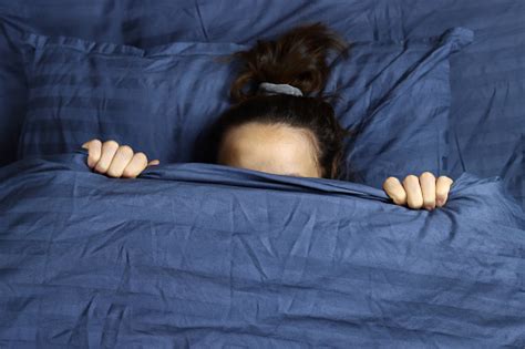 Молодая Девушка Лежит В Постели Скрытые Под Одеялом — стоковые фотографии и другие картинки 30