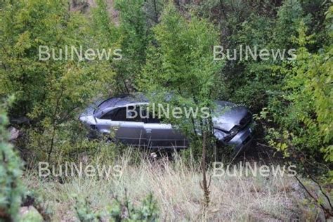 Кола излетя от пътя падна в пропаст от 8 метра височина