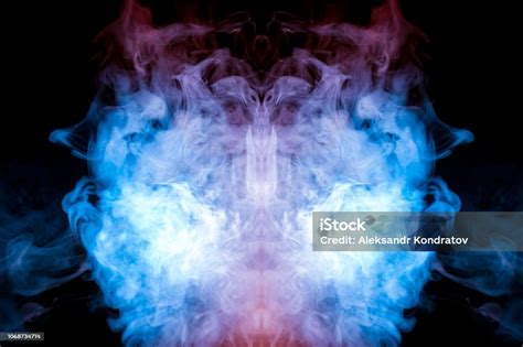 분홍색의 배경 귀신의 머리의 모양 또는 검은색 신비로운 외모의 남자에 빨간색과 파란색 물결 모양의 연기 접지 절연 밝은 추상 패턴 Vape에서 증기의 검은색에 대한 스톡