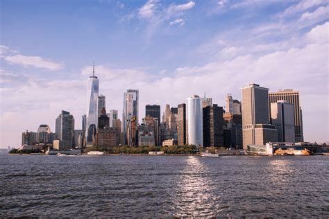 강가의 건물 건축 고층 건물 관광 구름 금융지구 뉴욕 뉴욕 스카이 라인 뉴욕 주 대낮 도시 도시 경관 도시 풍경 도시의 도심 동쪽 강 맑은 날
