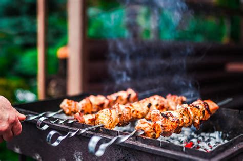 금속 꼬치에 구운 케밥 요리 바비큐에서 조리한 구운 고기 전통적인 동양 요리 쉬쉬 케밥 숯과 불꽃 피크닉 길거리 음식에 그릴 0