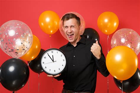 블랙 클래식 셔츠 상자 빨간 배경 공기 풍선에 둥근 시계를 들고 같은 주먹 떨림 행복 한 젊은 남자 국제 여성의 날 해피 뉴가 어 생일 이랑 휴일 파티 개념 2019년에