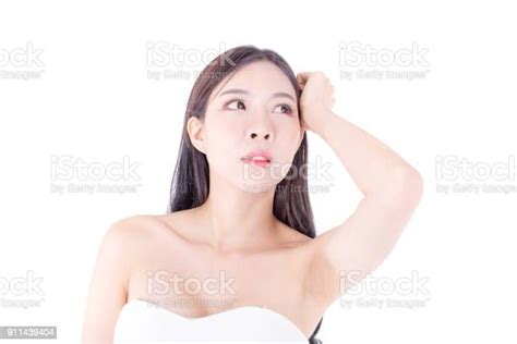 근접 촬영 아름 다운 한국 여자는 한국 여 자가 2030 년 된 흰색 배경에 고립 된 그녀의 머리를 들고 흰색 배경 포즈 개념에 대한 스톡 사진 및 기타 이미지 Istock