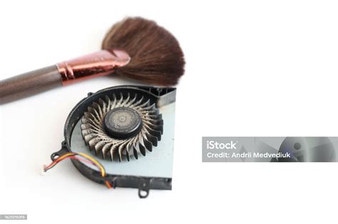 청소용 브러시와 먼지 투성이의 노트북 냉각 팬이 흰색 배경에 있습니다 Cpu용 방열판 냉각 시스템용 에어 벤트 팬 과열 수정 전문 기술 및 전자 서비스 수리 유지 보수 0