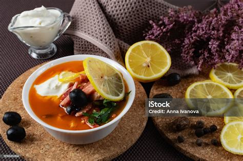 수프 Solyanka는 훈제 고기 고기와 토마토 페이스트의 다양한 종류와 결합 된 고기 수프 사워 크림 요리를 제공 0명에 대한 스톡 사진 및 기타 이미지 Istock