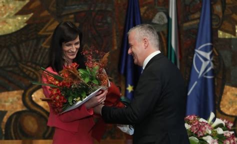 Служебният министър на външните работи предаде поста на Мария Габриел Cross Bg