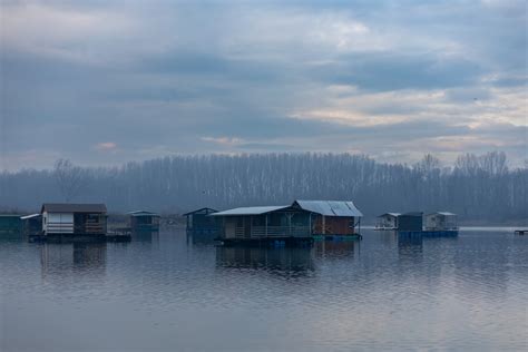 무료 사진 많은 보트 하우스 리조트 지역 레이크 사이드 황혼 물 호수 풍경
