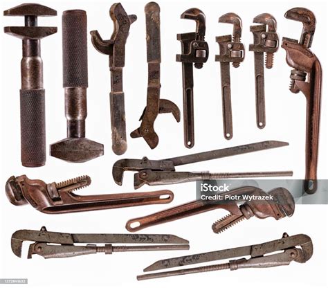 배관 시스템을 수리하기 위해 배관공이 사용하는 다양한 유형의 조절 가능한 렌치 오래된에 대한 스톡 사진 및 기타 이미지 오래된 작업 장비 흰색 배경 Istock