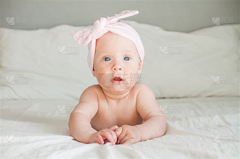 头上缠着粉色绷带的漂亮小女孩