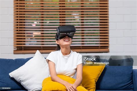 가상 현실 고글을 입고 젊은 아시아 여성 집에서 헤드셋 Future 기술 개념 3차원 형태에 대한 스톡 사진 및 기타 이미지 3차원 형태 Brand Name Video