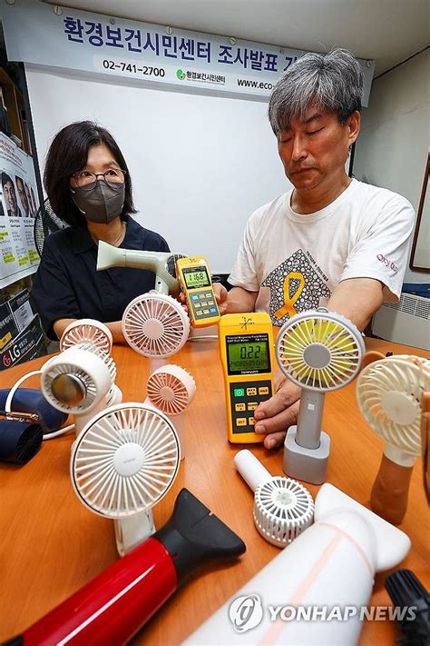 헤어드라이어 전자파 방출 측정 시연하는 환경보건시민센터