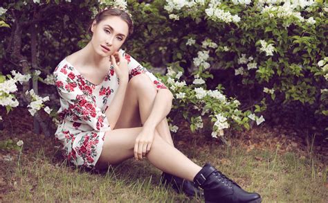 Women Model Women Outdoors Sitting Wallpaper Coolwallpapersme