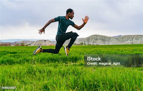 자연 속에서 달리는 남자 흑인 젊은 남자 운동선수가 야외에서 뛰고 있다 자연 속에서 달리는 동안 높이 뛰는 선수 개성 개념에 대한 스톡 사진 및 기타 이미지 Istock