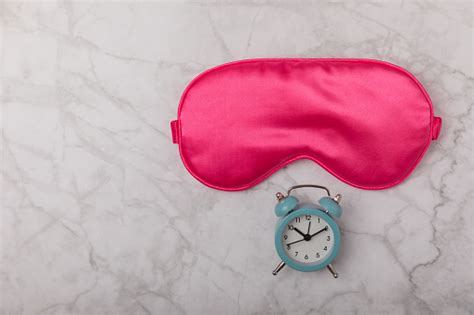 대리석 배경에 잠자는 아이 마스크와 알람 시계 최소한의 휴식 개념 수면의 질 좋은 밤 불면증 휴식 달콤한 꿈 복사 공간 플랫